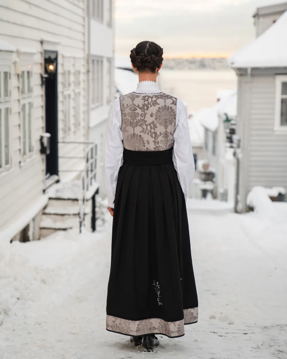 Tora festdrakt til dame i silver - Sølje.no